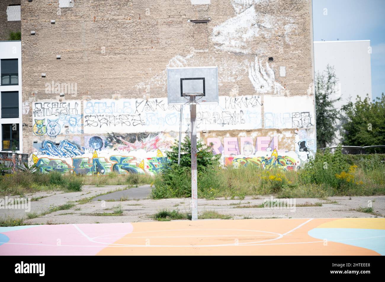 Old basketball court on the street Stock Photo - Alamy