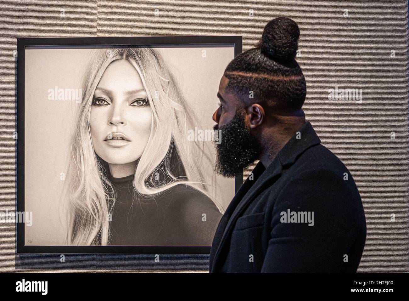 Kelvin okafor pencil drawing of kate moss hi-res stock photography and ...