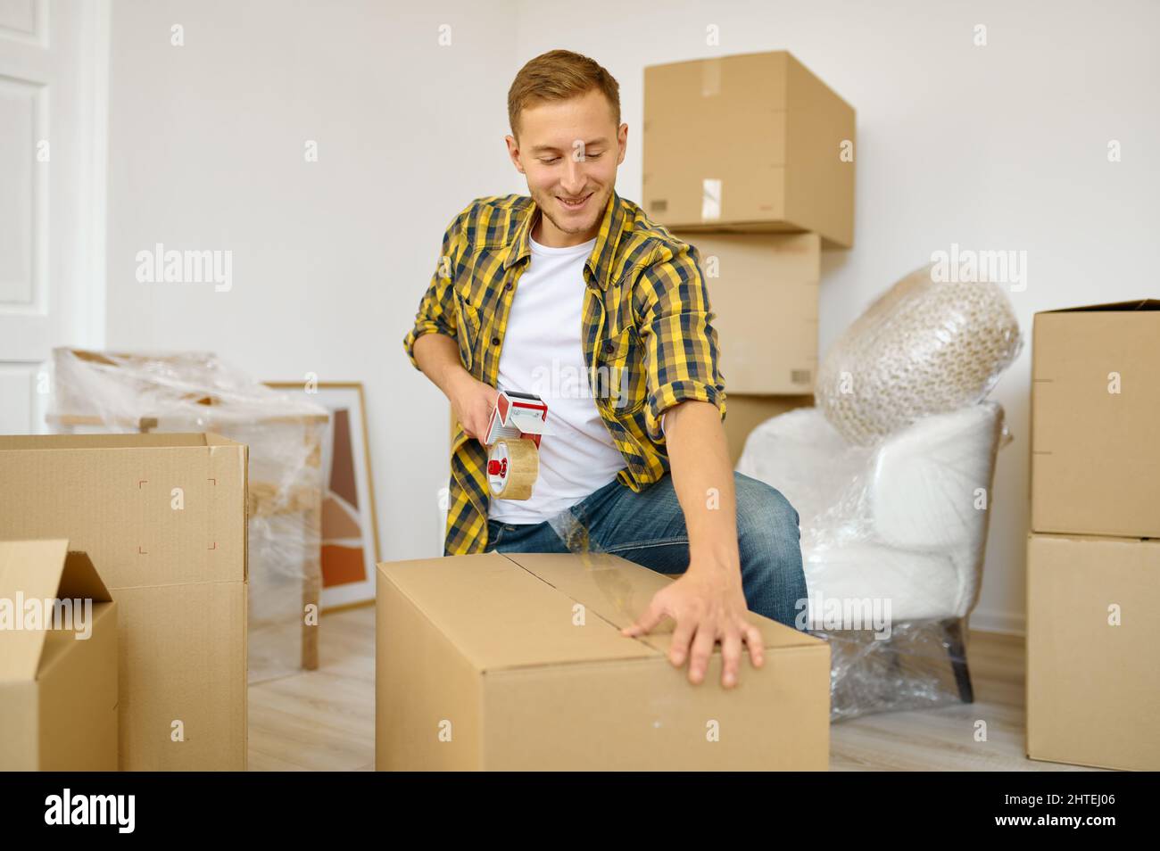 Packing move hi-res stock photography and images - Alamy