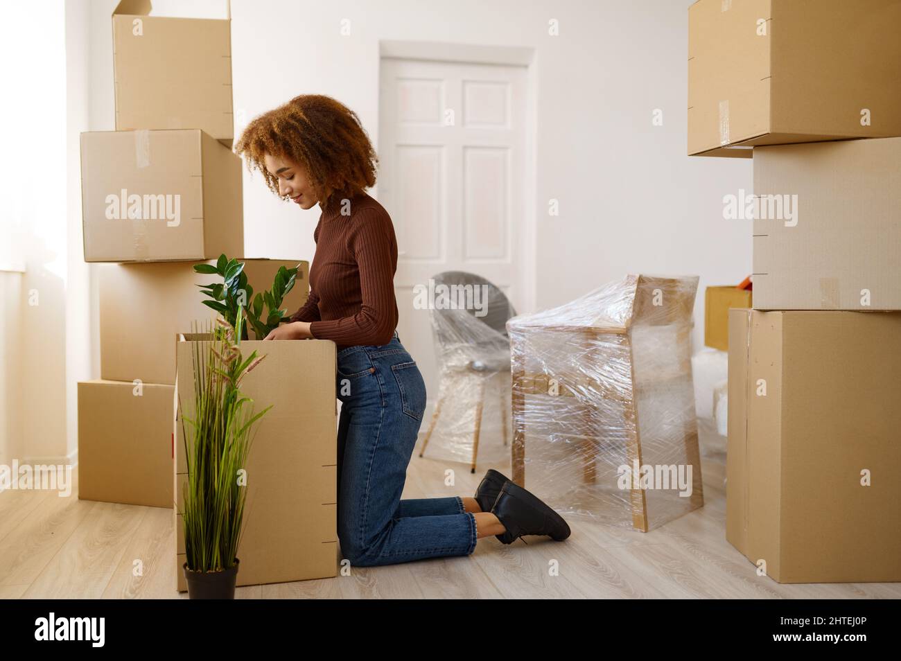 Side view portrait woman signing cardboard box Stock Photo - Alamy