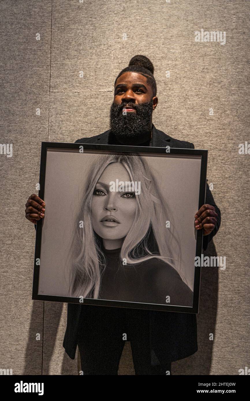 Kelvin okafor pencil drawing of kate moss hi-res stock photography and ...