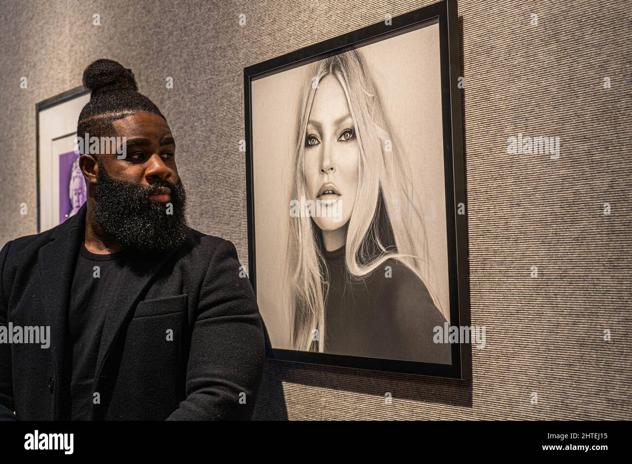 Kelvin okafor pencil drawing of kate moss hi-res stock photography and ...