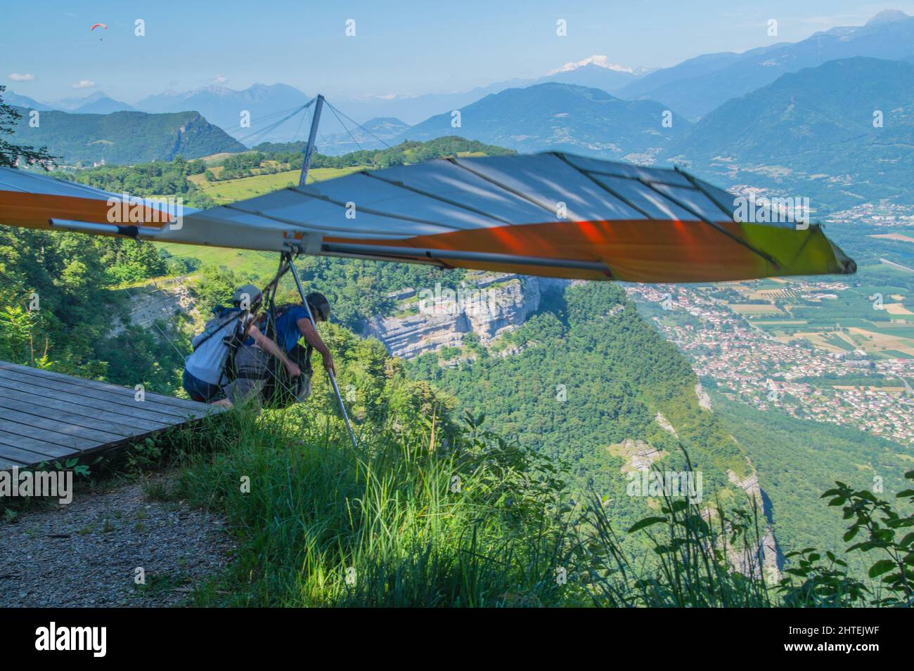 Hang glider on the ground hi-res stock photography and images - Alamy