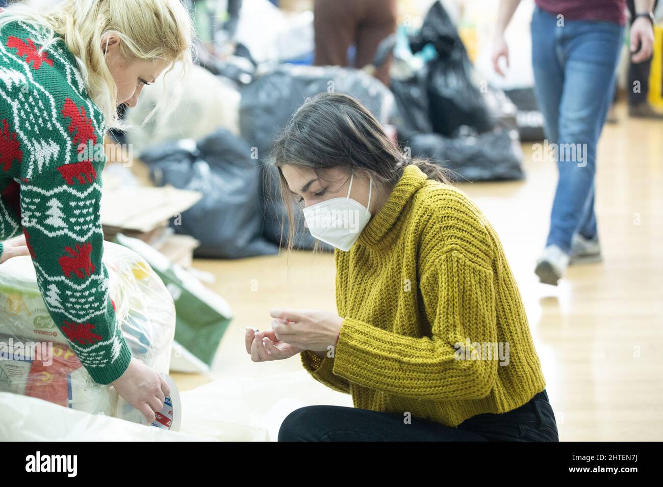Rome, Italy. 28th Feb, 2022. Volunteers of Ukrainian community of Rome ...