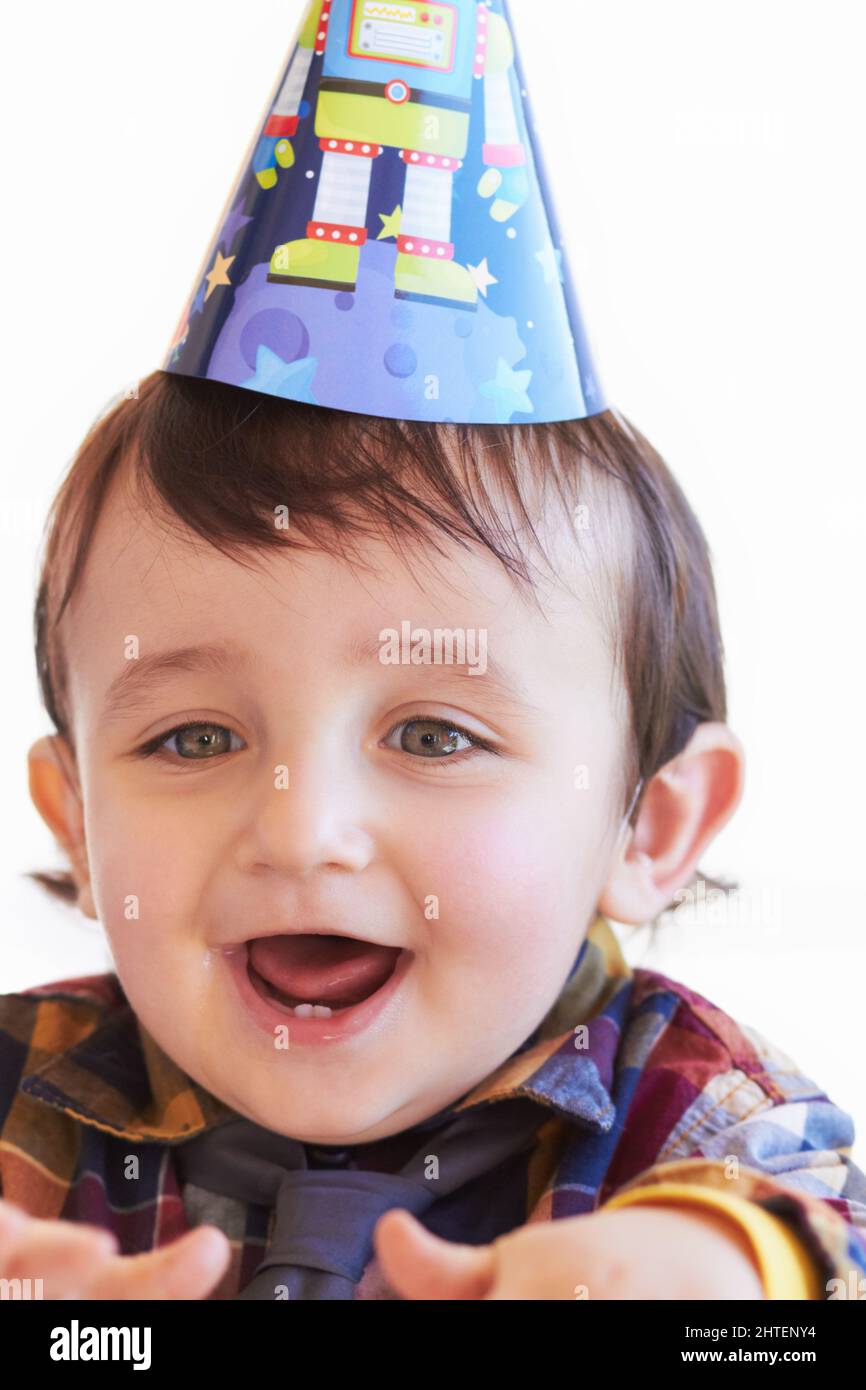 Boy wearing birthday party hat hi-res stock photography and images - Alamy