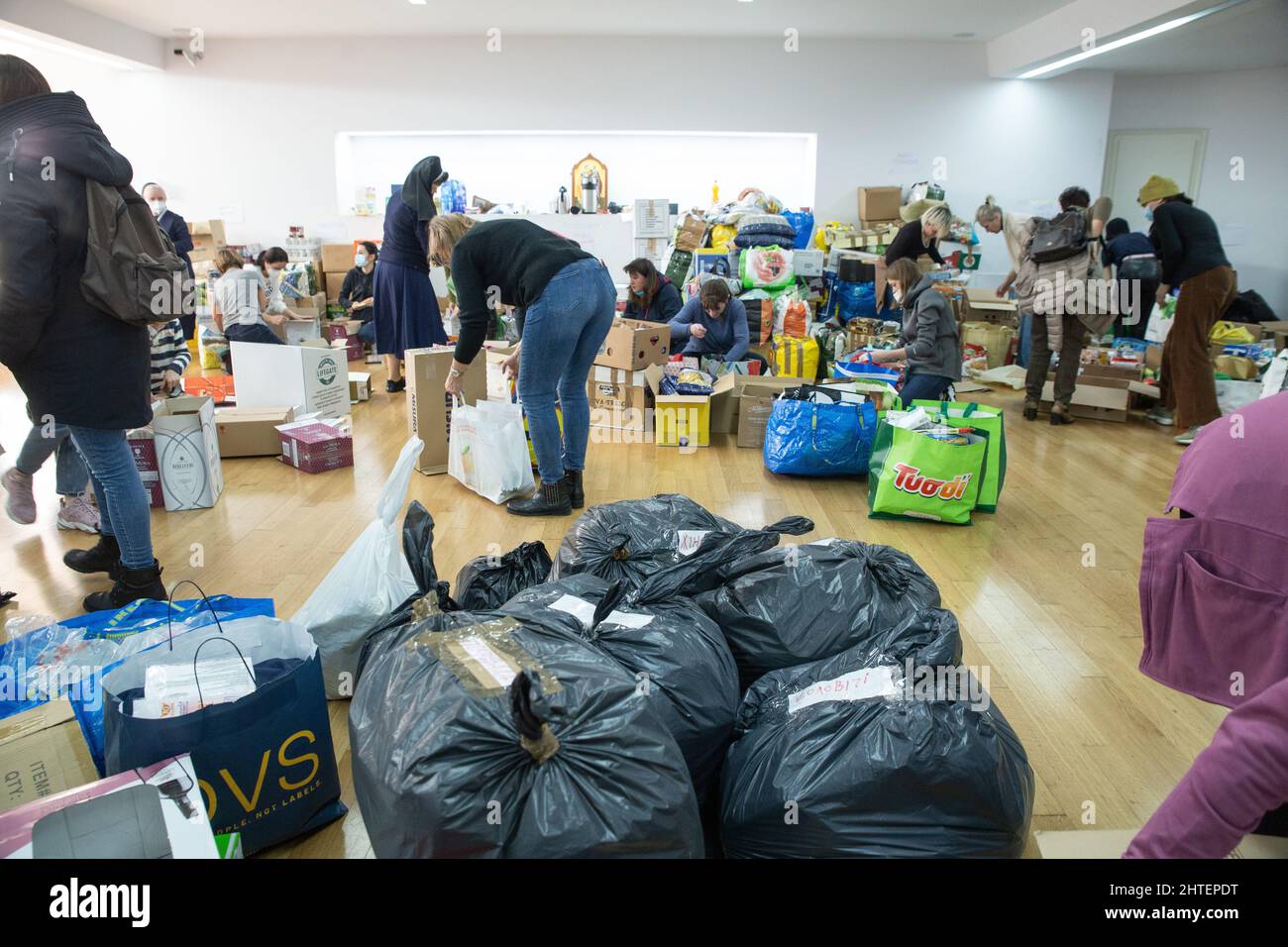 Rome, Italy. 28th Feb, 2022. Volunteers of Ukrainian community of Rome ...