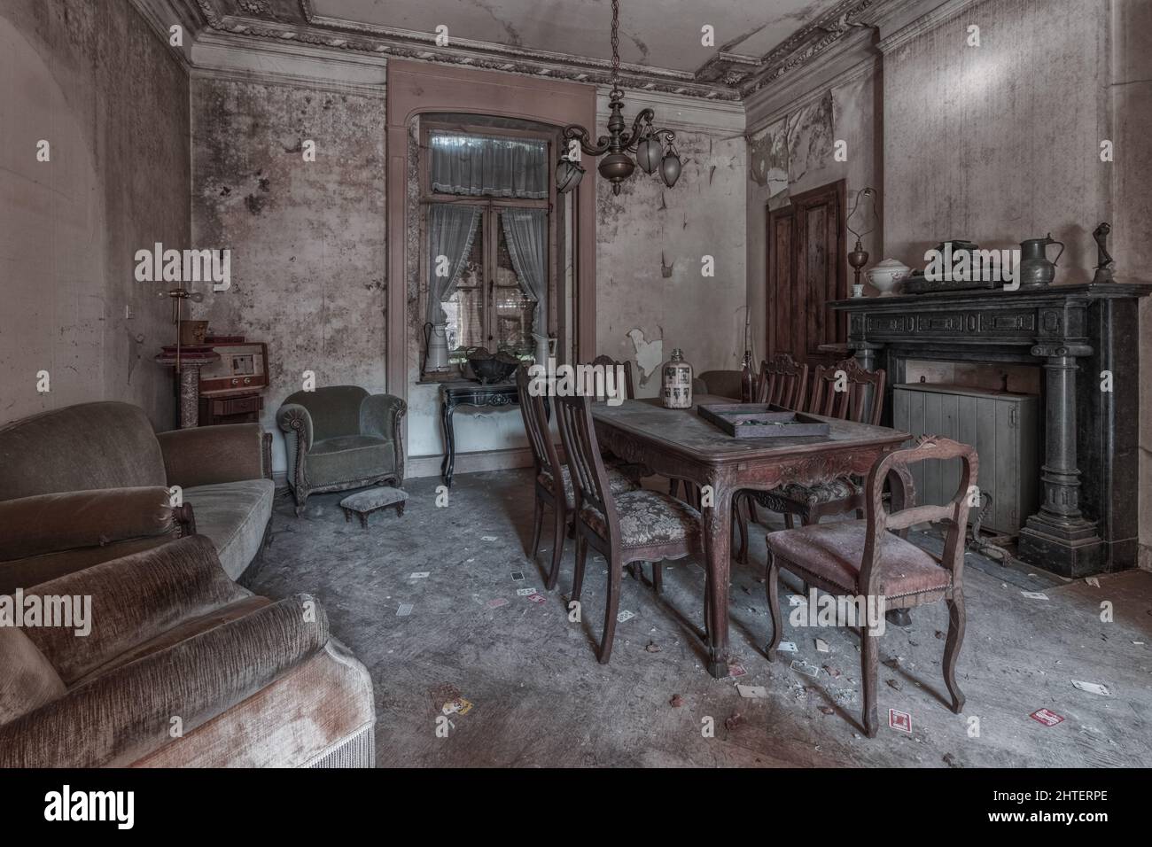 Abandoned dining room table hi-res stock photography and images - Alamy