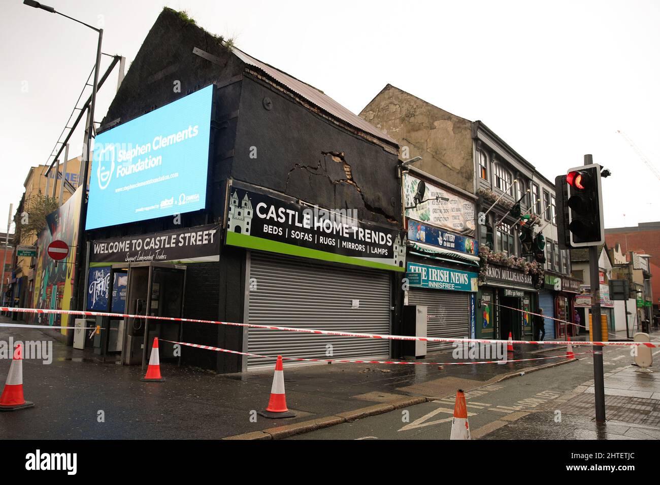Belfast, UK. 28th Feb, 2022. 28th Feb 2022. Debris Falls from a unsafe ...