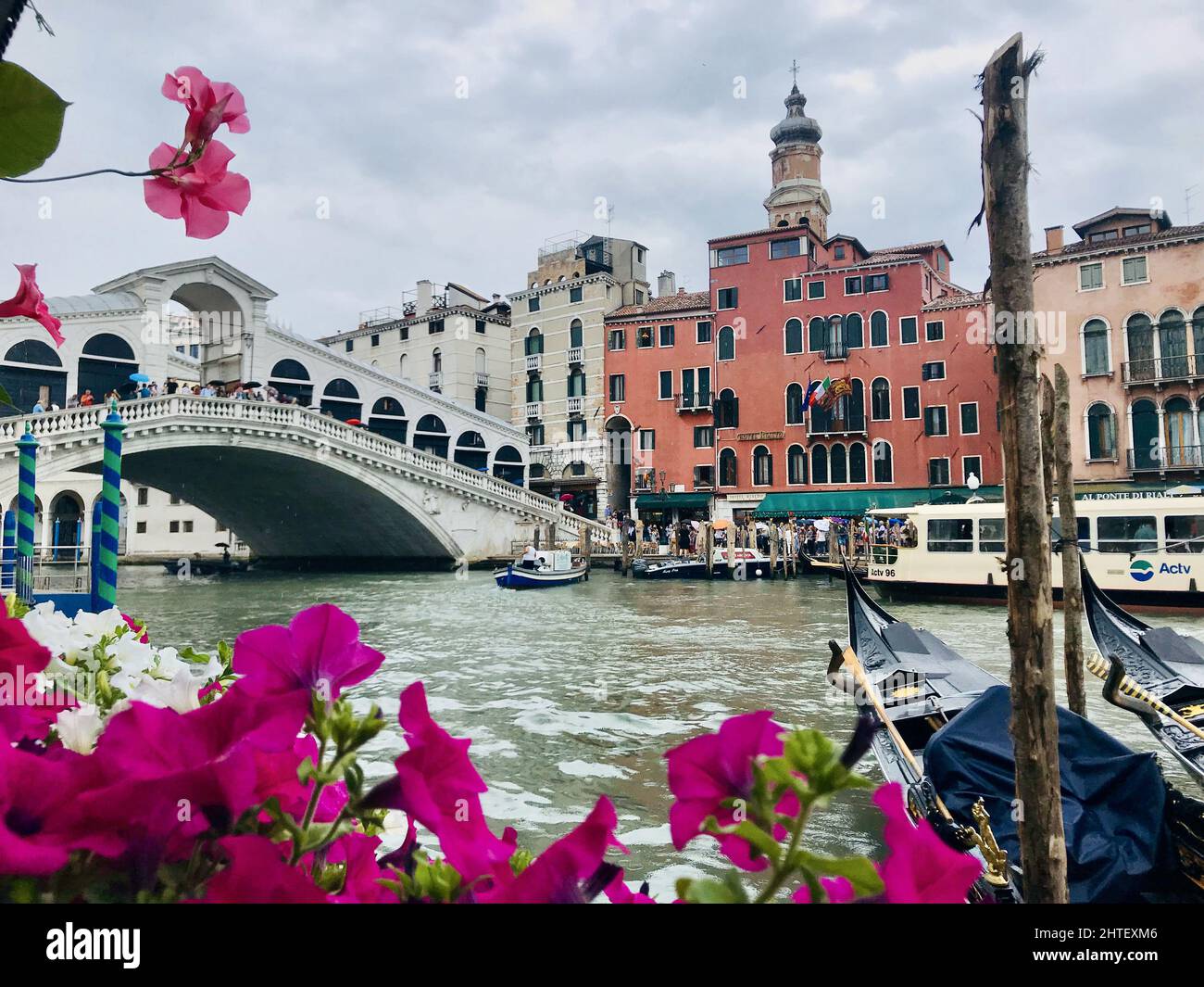 Venice gondolier pink gondola hi-res stock photography and images - Alamy