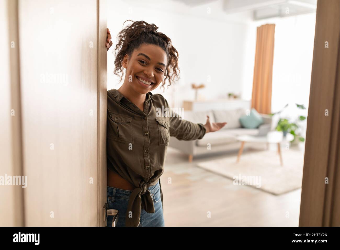 Welcoming inviting hi-res stock photography and images - Alamy