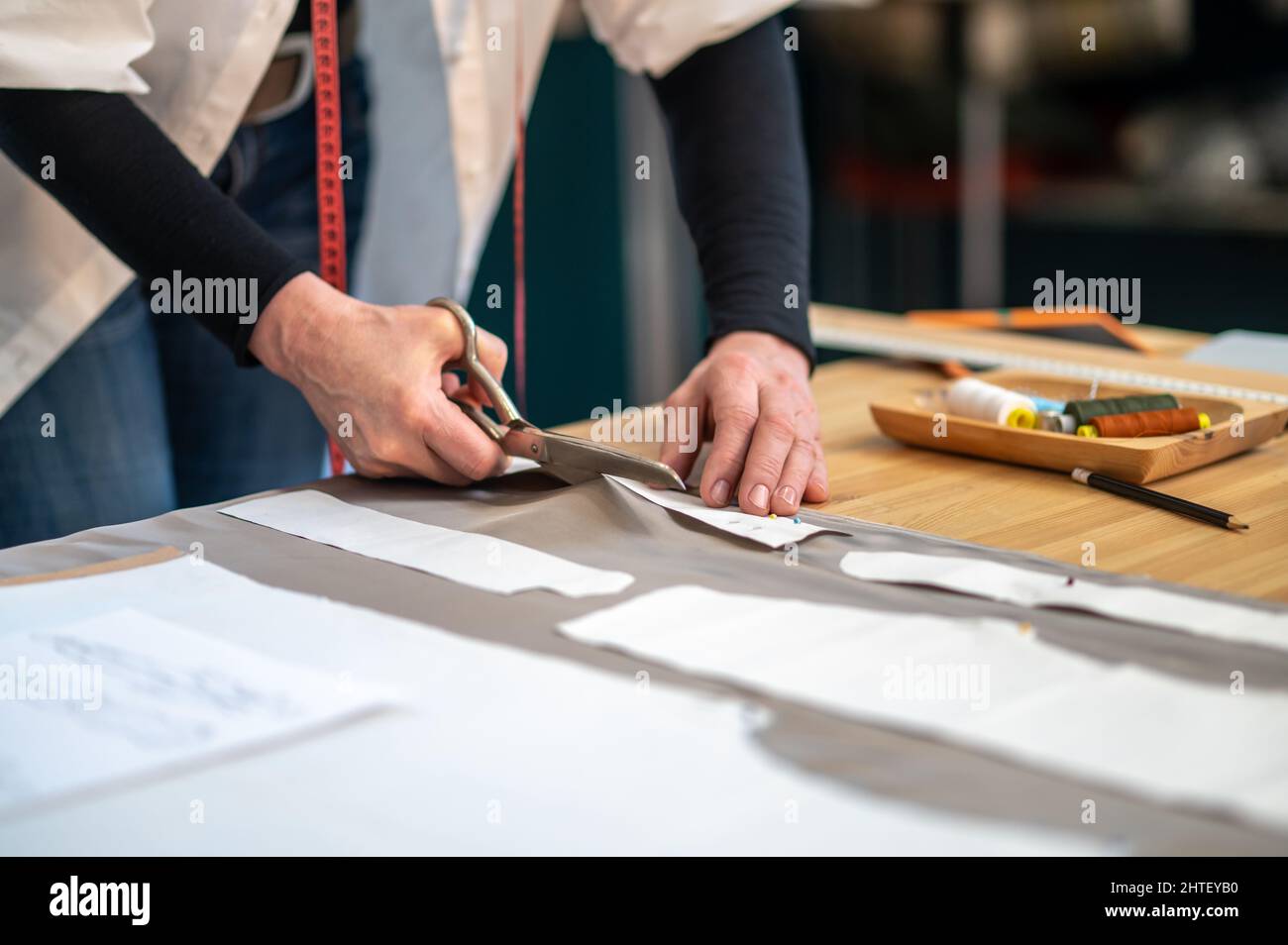 Female hands cutting fabric hi-res stock photography and images - Alamy