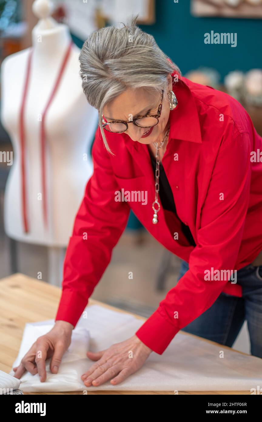 Woman packaging clothing hi-res stock photography and images - Alamy