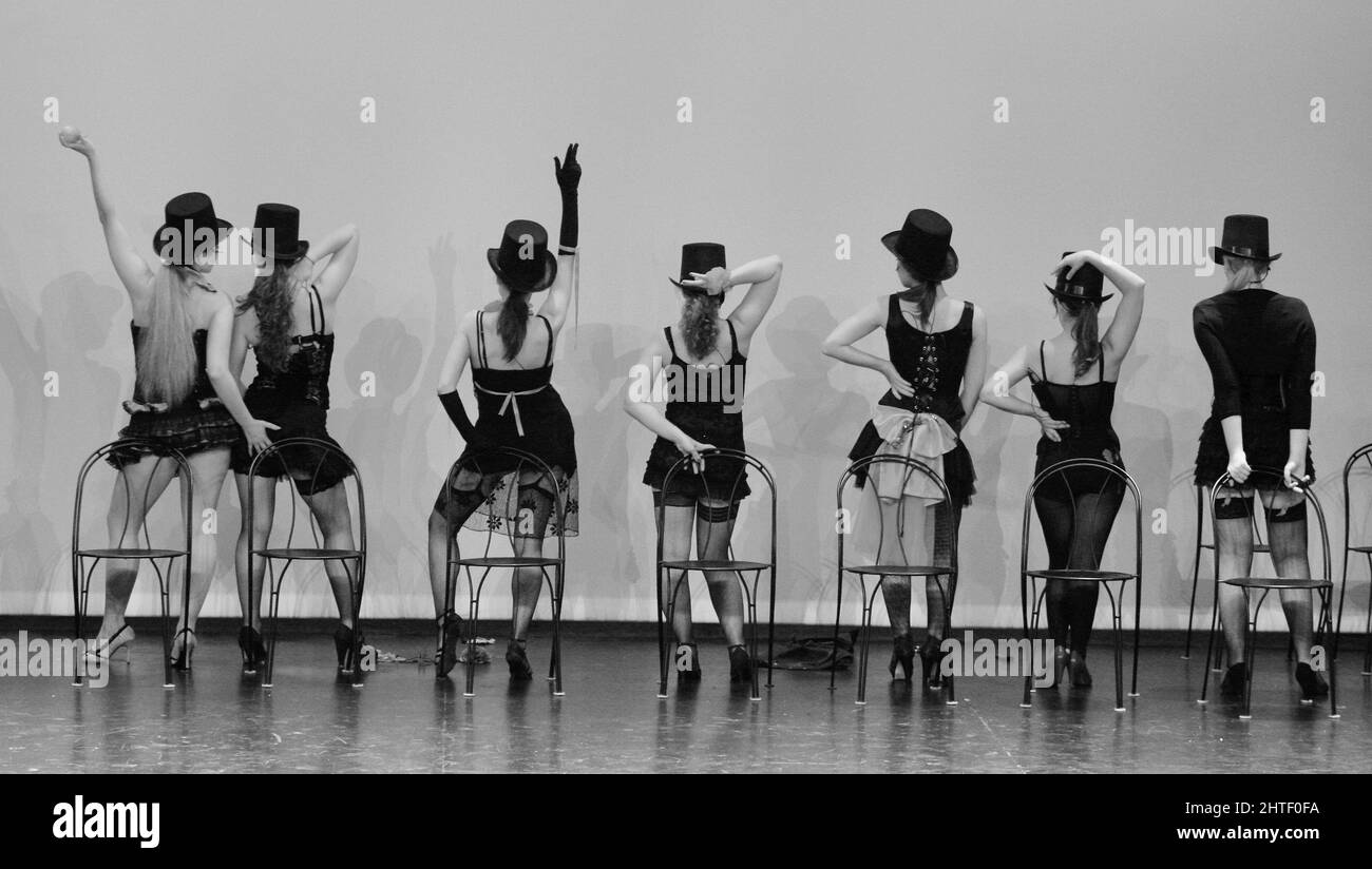 Cabaret dancers Black and White Stock Photos & Images - Alamy