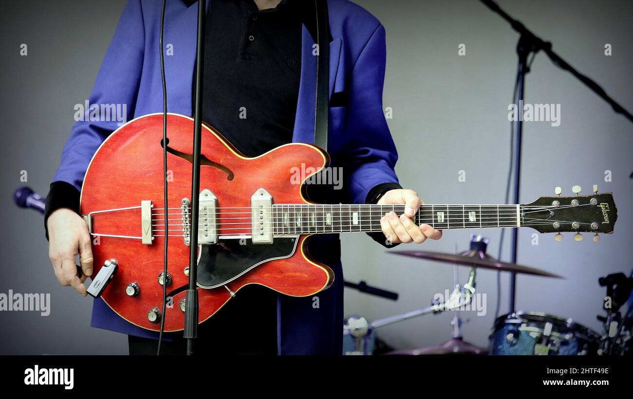 a musician with a gibson guitar Stock Photo - Alamy