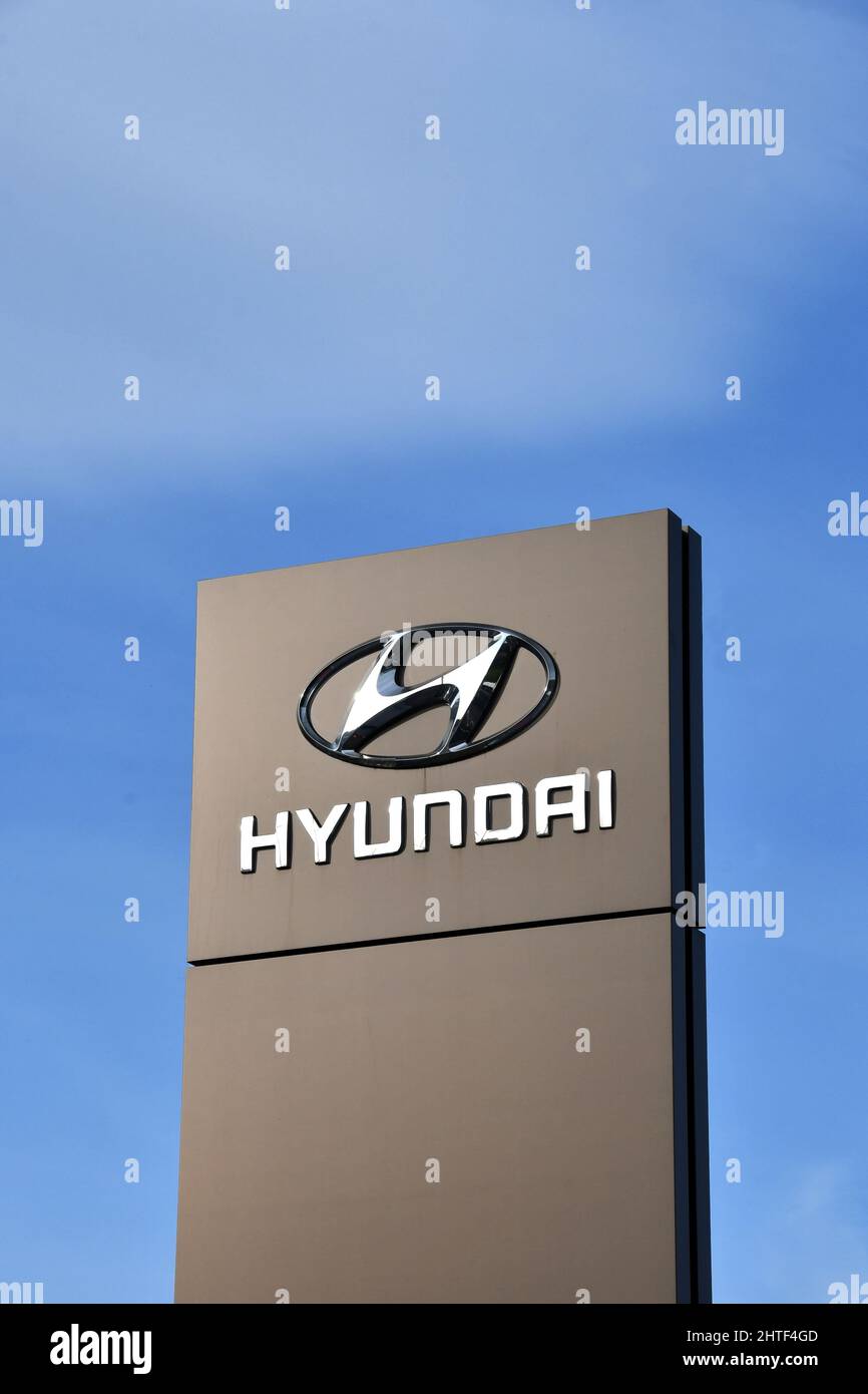 Hyundai car badge hi-res stock photography and images - Alamy