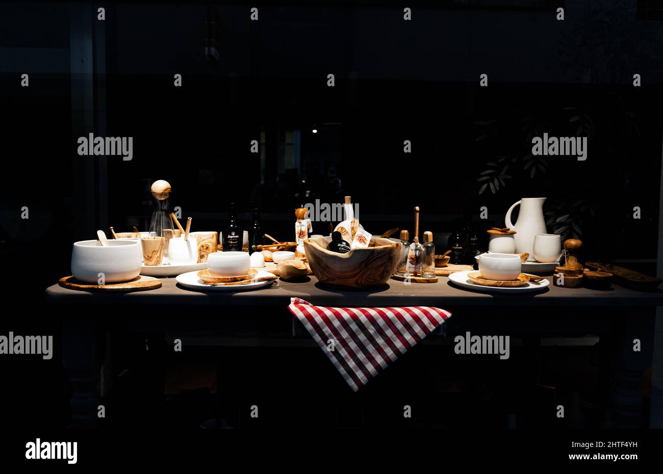 Kitchen utensils display store hi-res stock photography and images - Alamy