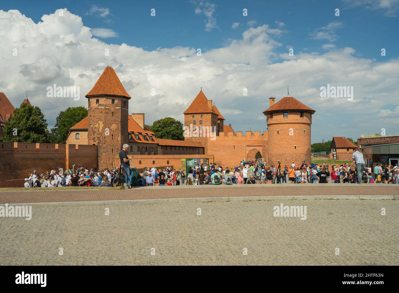 Queue people in front entrance hi-res stock photography and images - Alamy
