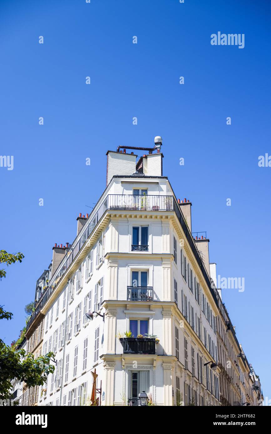 Vertical shot white facade hi-res stock photography and images - Alamy