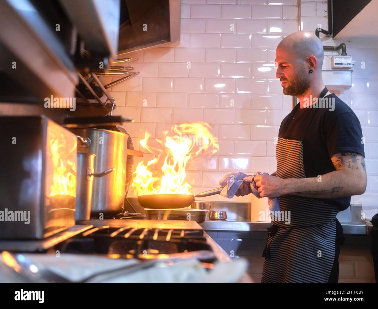 Chef restaurant kitchen flame hi-res stock photography and images - Alamy