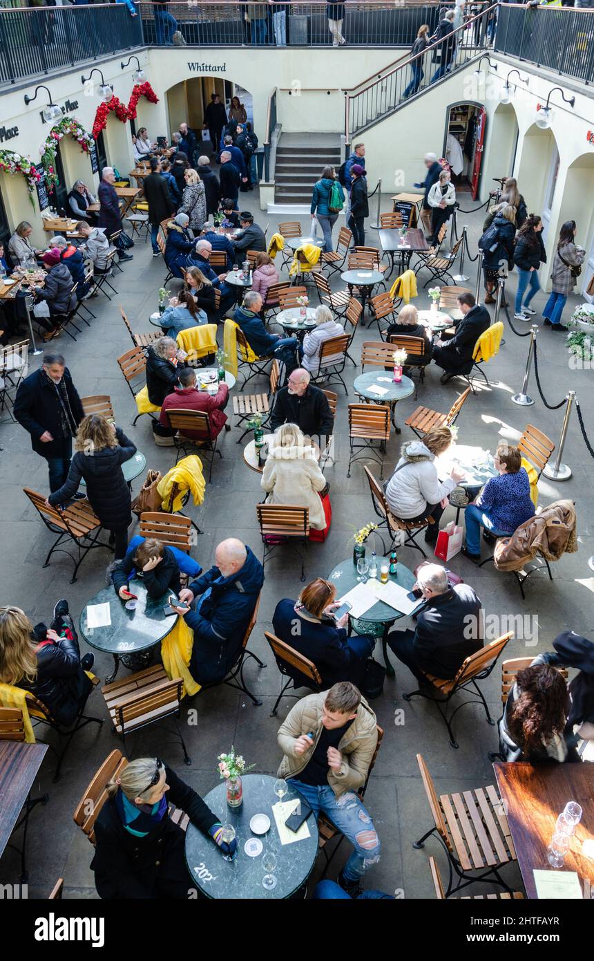 People sitting down at tables hi-res stock photography and images - Alamy