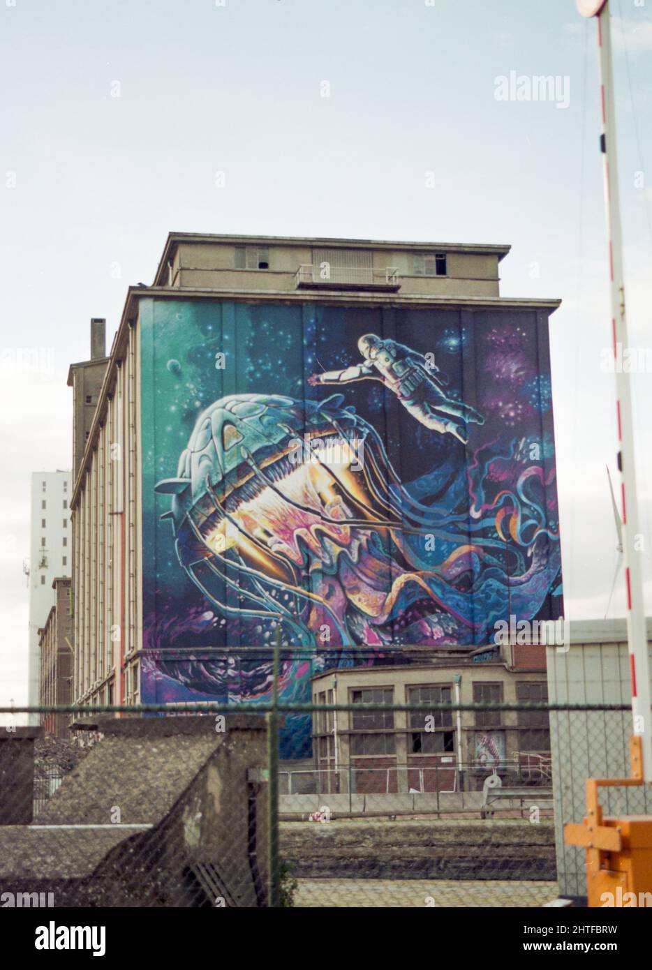 Graffiti on building site fence hi-res stock photography and images - Alamy