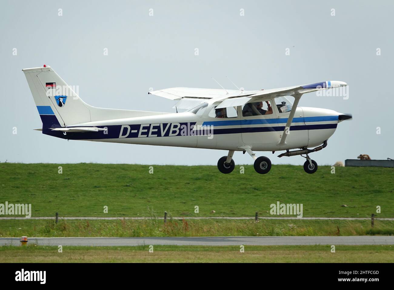 Cessna 172 cockpit hi-res stock photography and images - Alamy