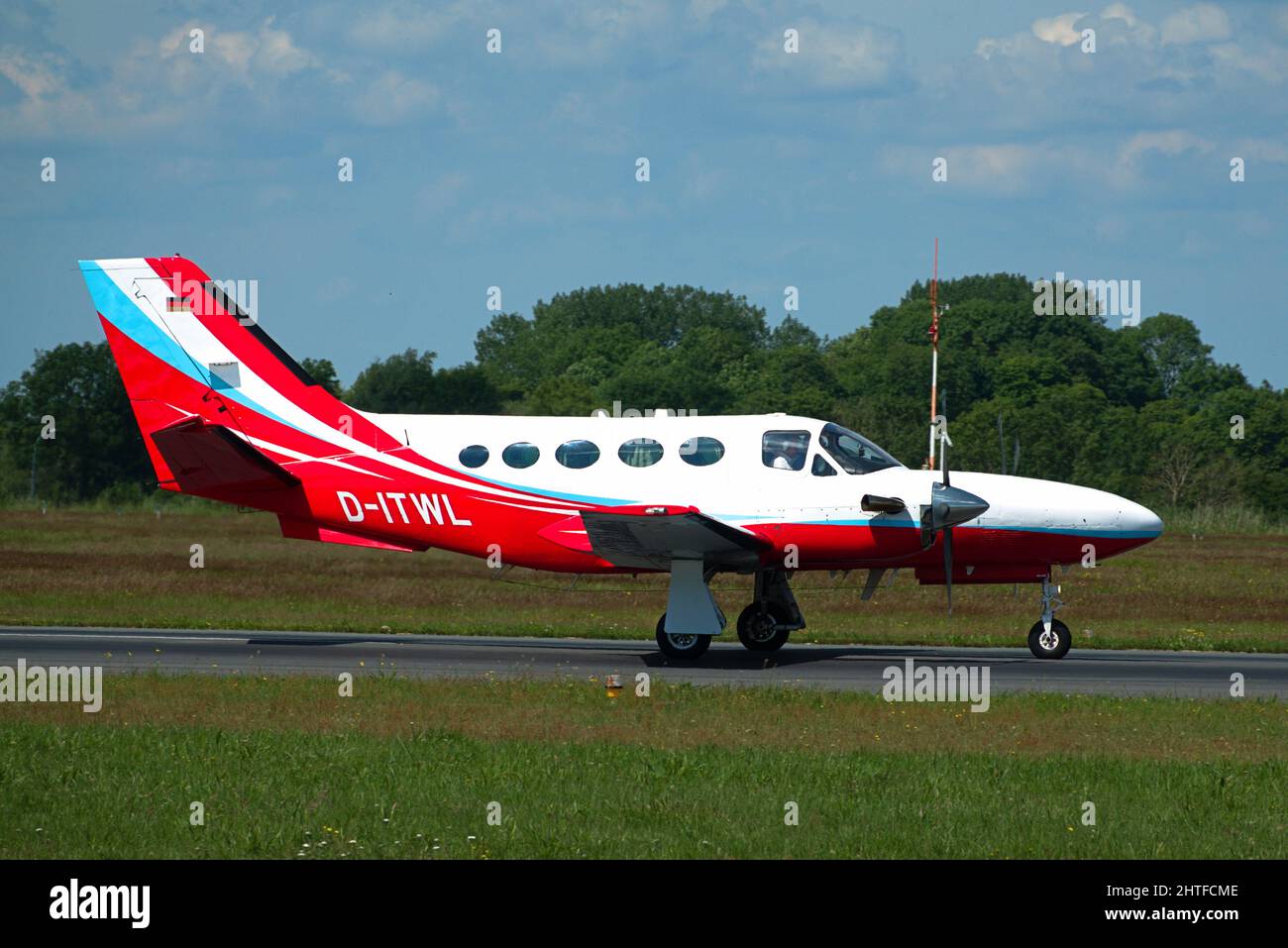 Shot of a beautiful colored taxiing Cessna 425 Conquest 1 multi engine ...