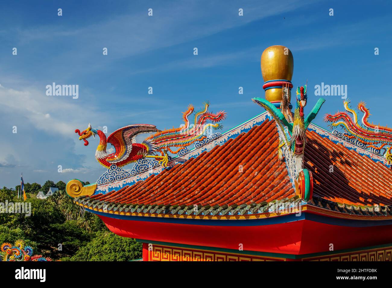 Chinese dragon statue on a roof of a temple Stock Photo - Alamy