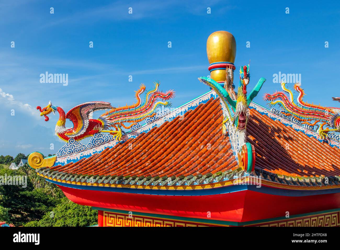 Chinese dragon statue on a roof of a temple Stock Photo - Alamy