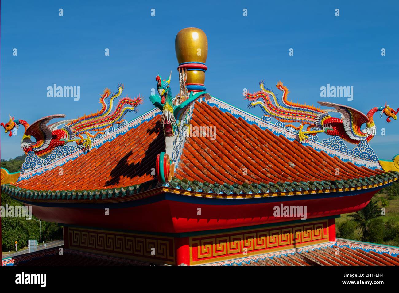 Chinese dragon statue on a roof of a temple Stock Photo - Alamy