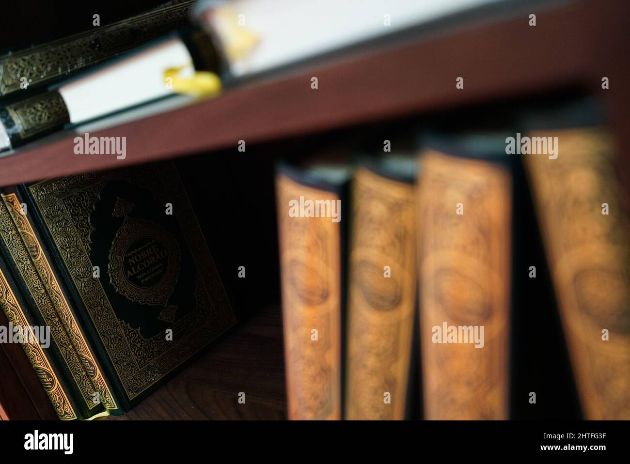 Islamic book shelf hi-res stock photography and images - Alamy