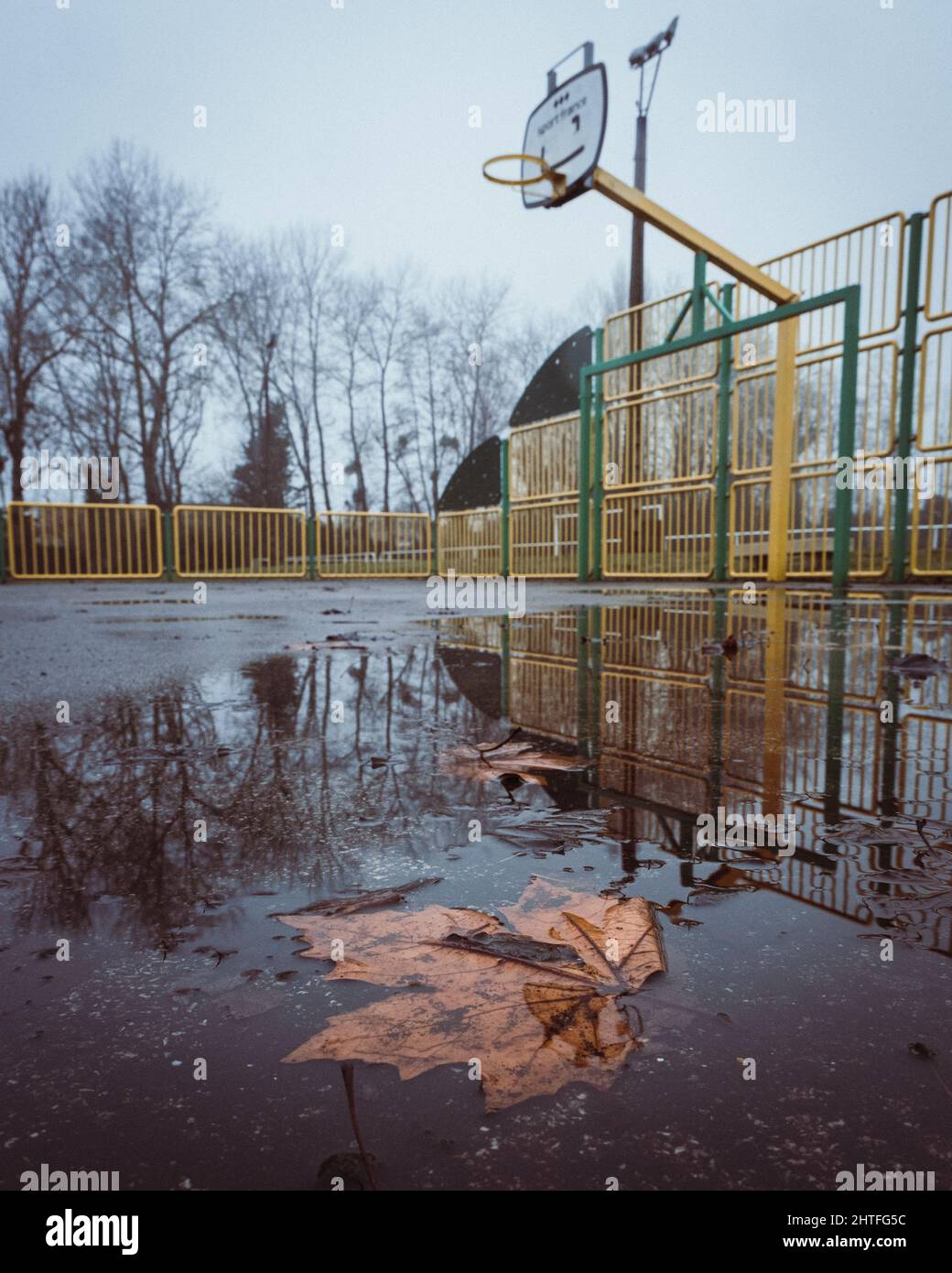 Abandonned basketball field hi-res stock photography and images - Alamy