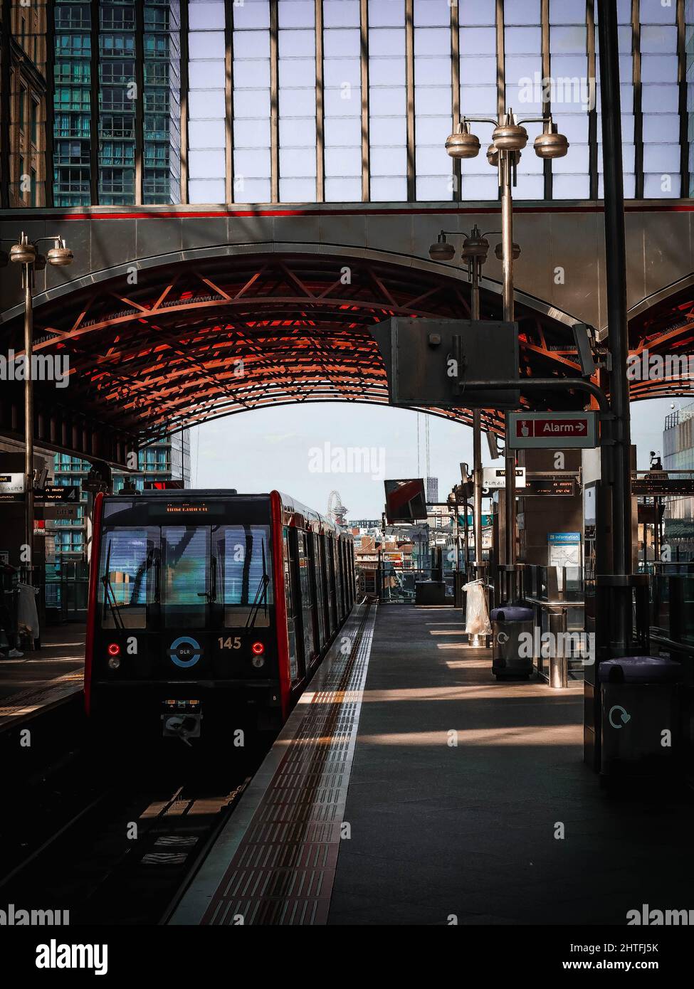 Front london overground train hi-res stock photography and images - Alamy