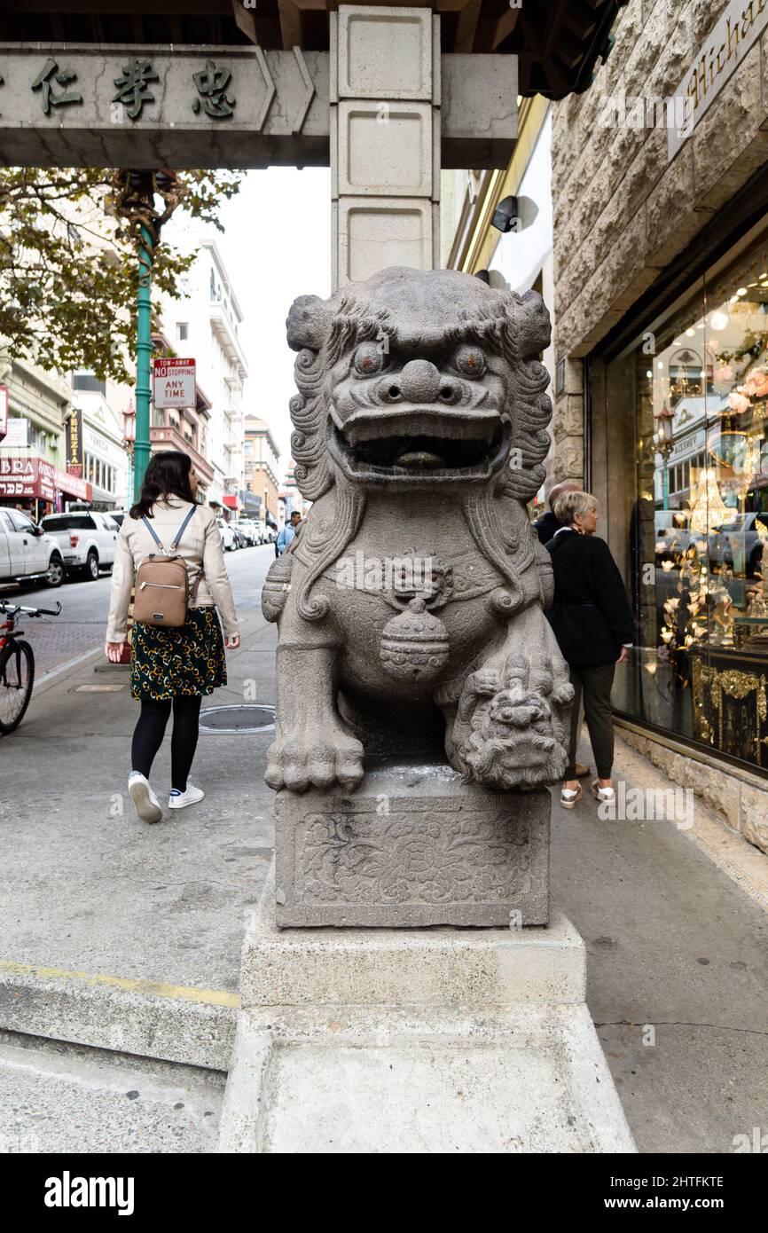 Dragon sculpture in the Dragon gate of San Francisco China Town ...