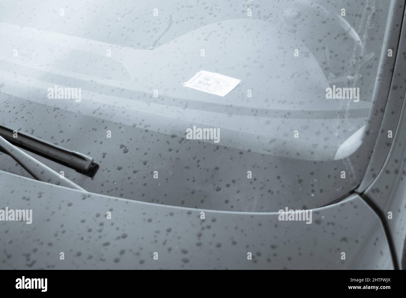 Parking ticket in visible place behind the windshield Stock Photo - Alamy