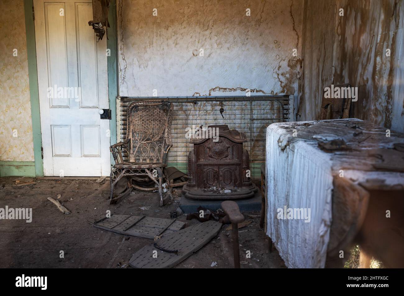 Old and abandoned room with dirty and broken furniture Stock Photo - Alamy