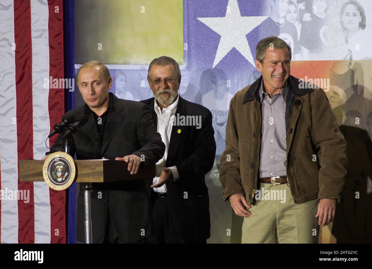George w bush putin 2001 hi-res stock photography and images - Alamy