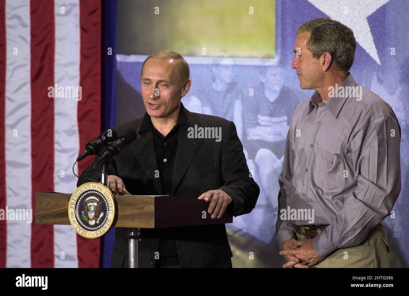 George w bush putin 2001 hi-res stock photography and images - Alamy