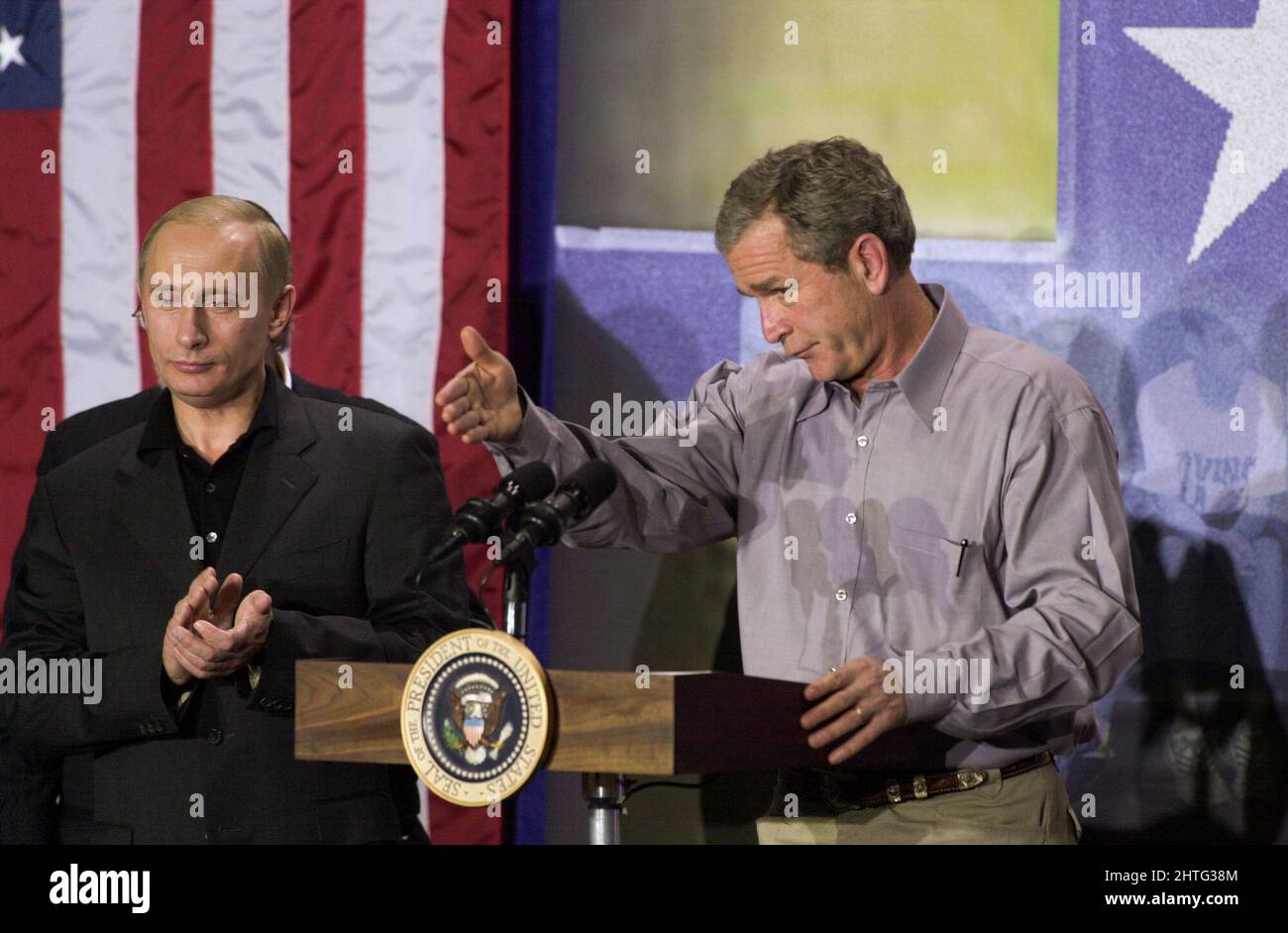 George w bush putin 2001 hi-res stock photography and images - Alamy
