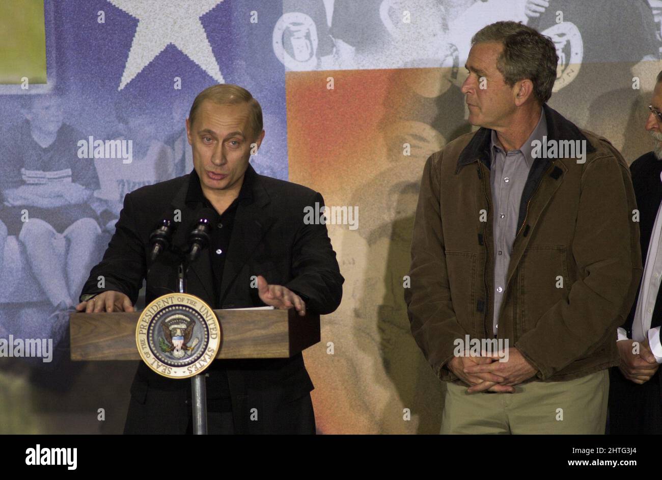 George w bush putin 2001 hi-res stock photography and images - Alamy