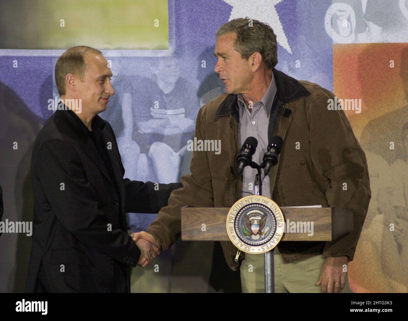 George w bush putin 2001 hi-res stock photography and images - Alamy