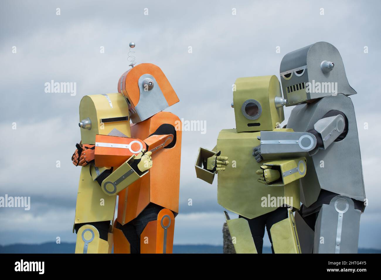Robots hugging hi-res stock photography and images - Alamy