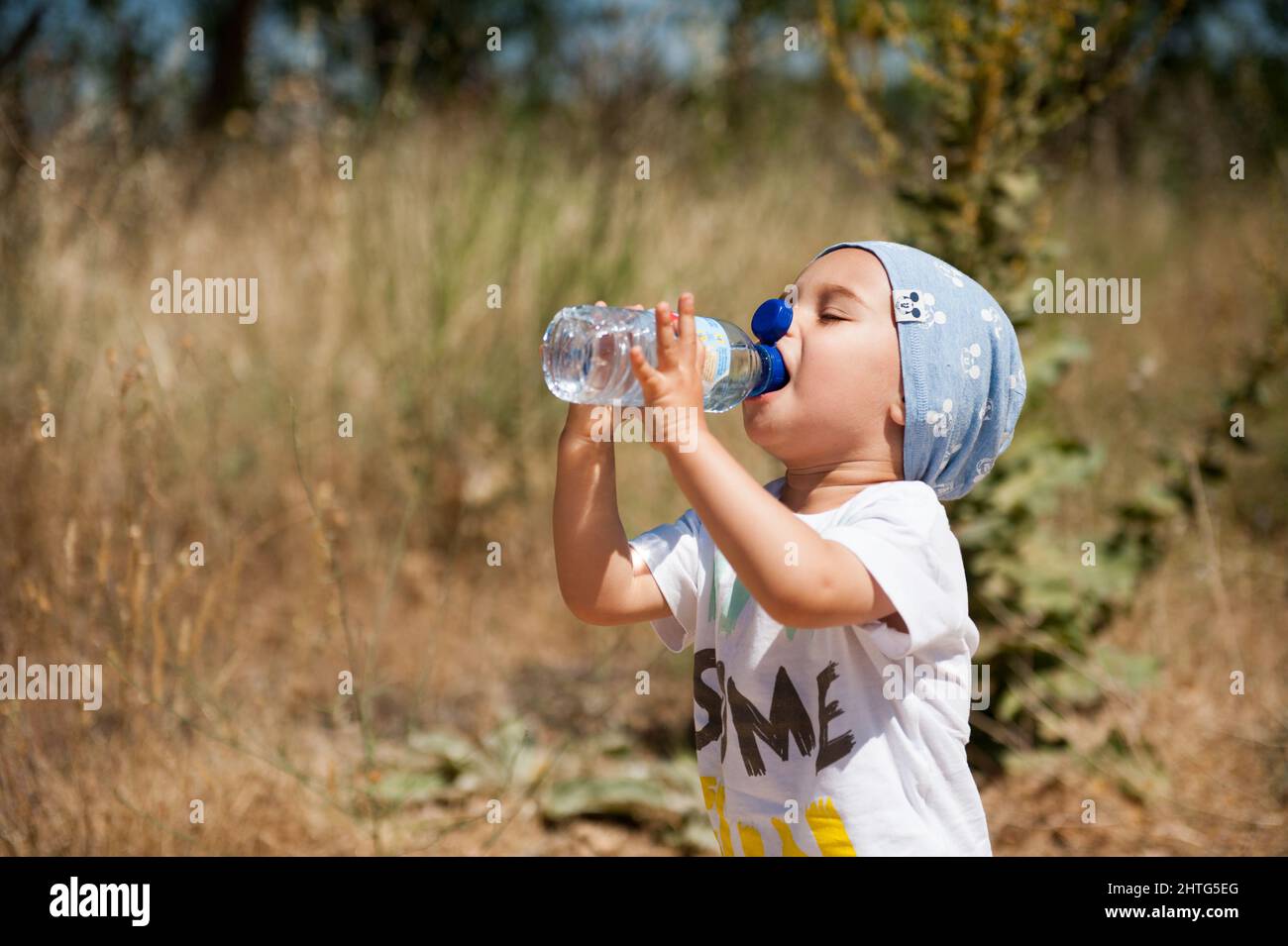 Baby drink water from bottle hi-res stock photography and images - Alamy