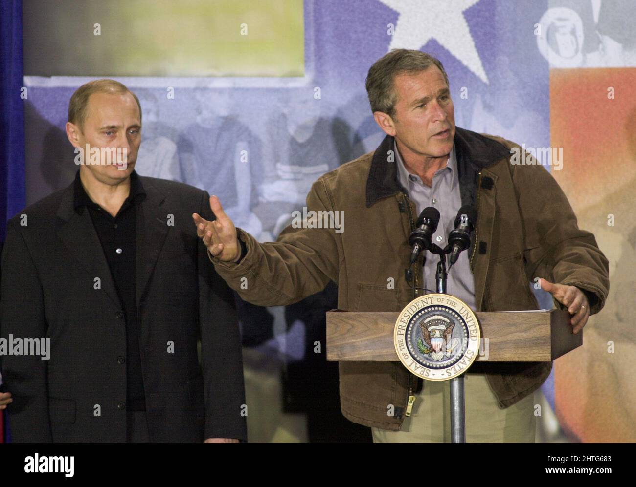 George w bush putin 2001 hi-res stock photography and images - Alamy