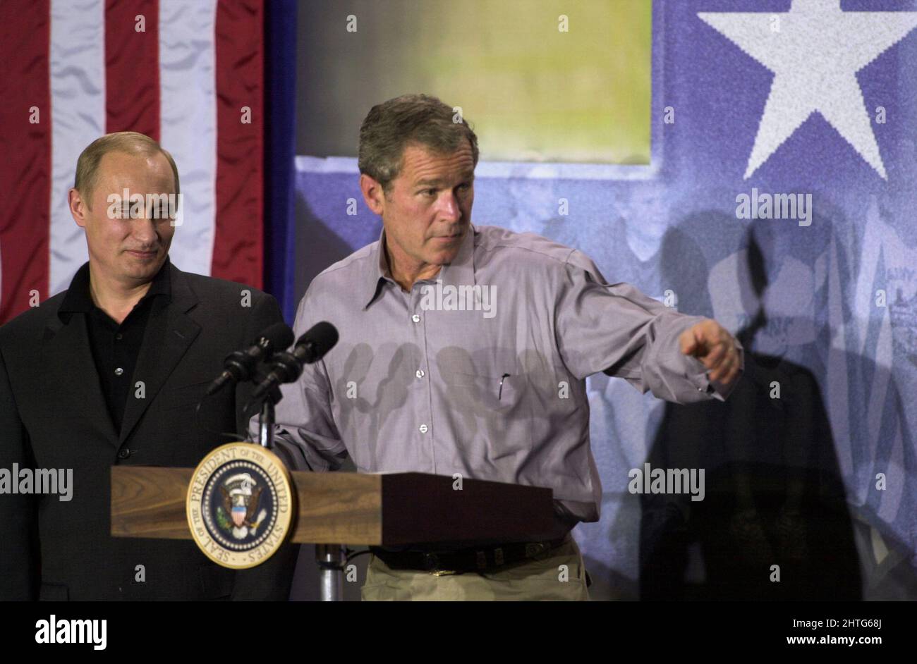 George w bush putin 2001 hi-res stock photography and images - Alamy