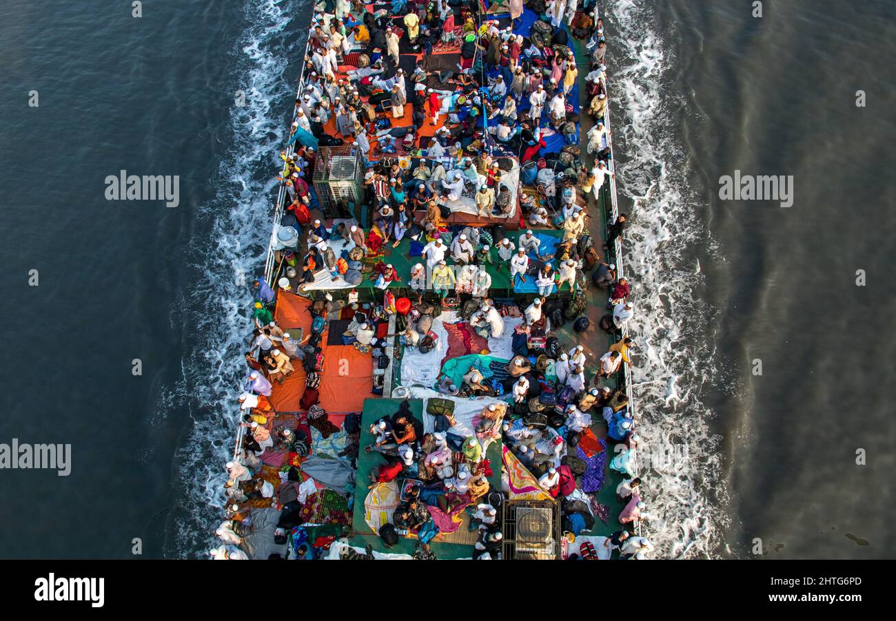 Mass people back to home by launch from yearly Muslim Charmonai ...