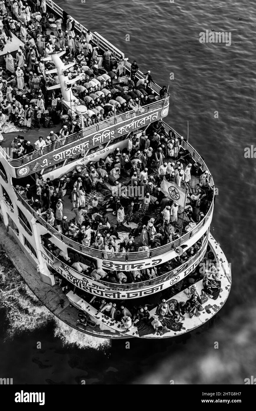 Mass people back to home by launch from yearly Muslim Charmonai ...