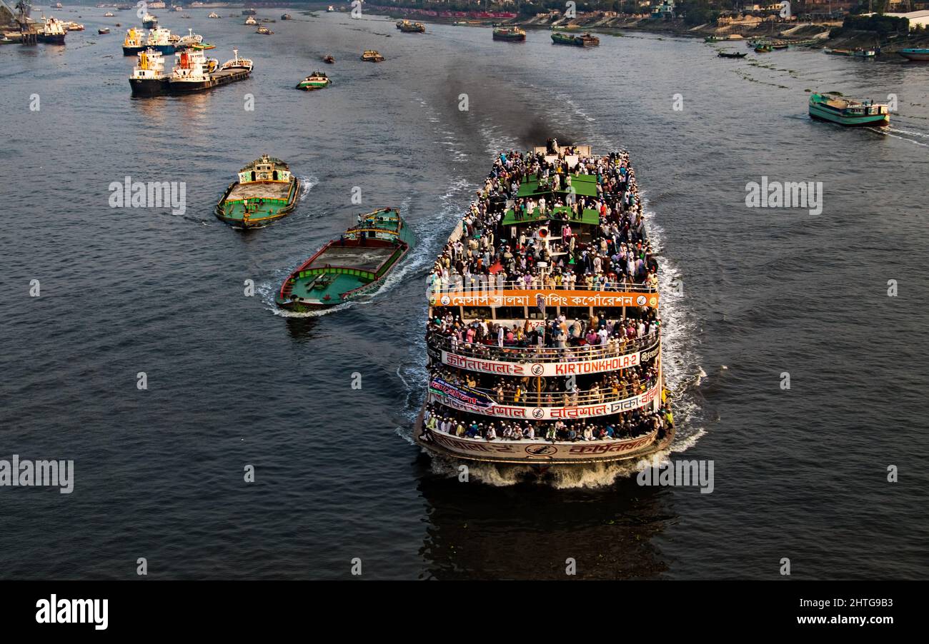 Mass people back to home by launch from yearly Muslim Charmonai ...