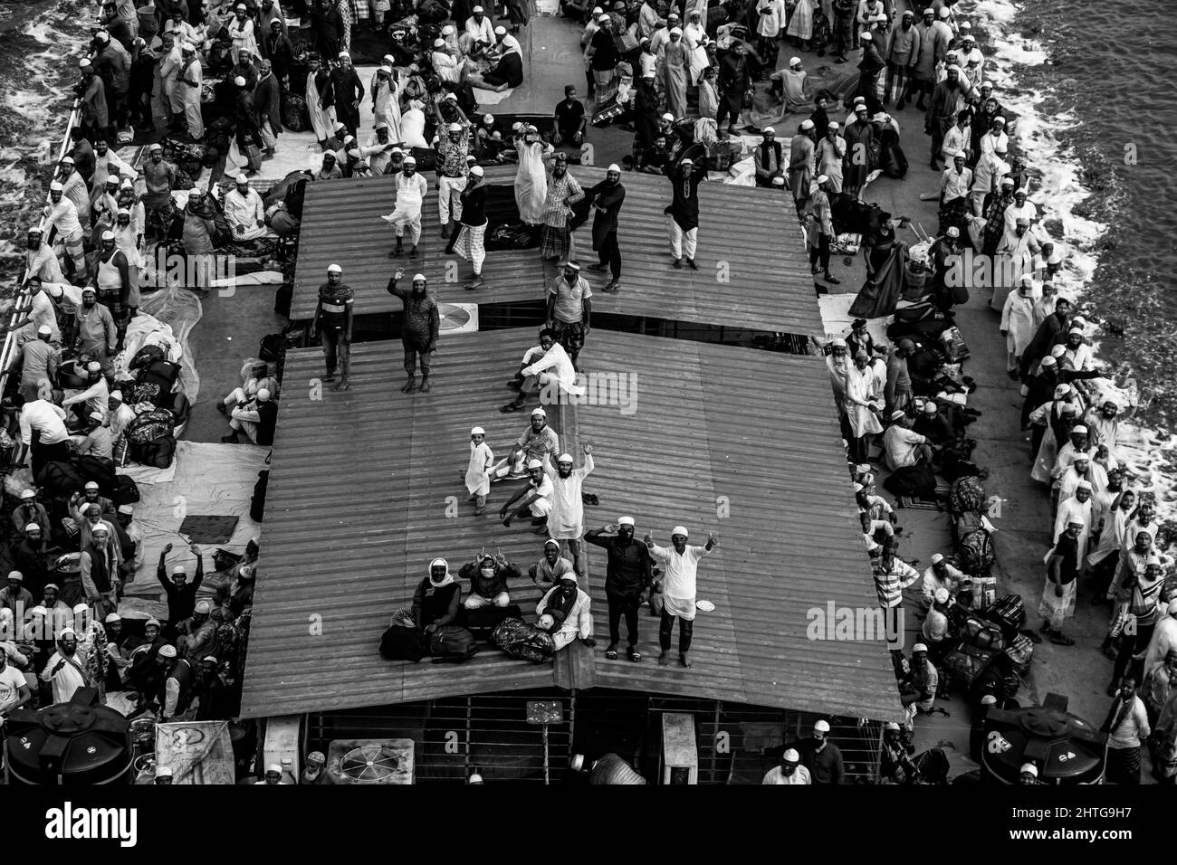 Mass people back to home by launch from yearly Muslim Charmonai ...