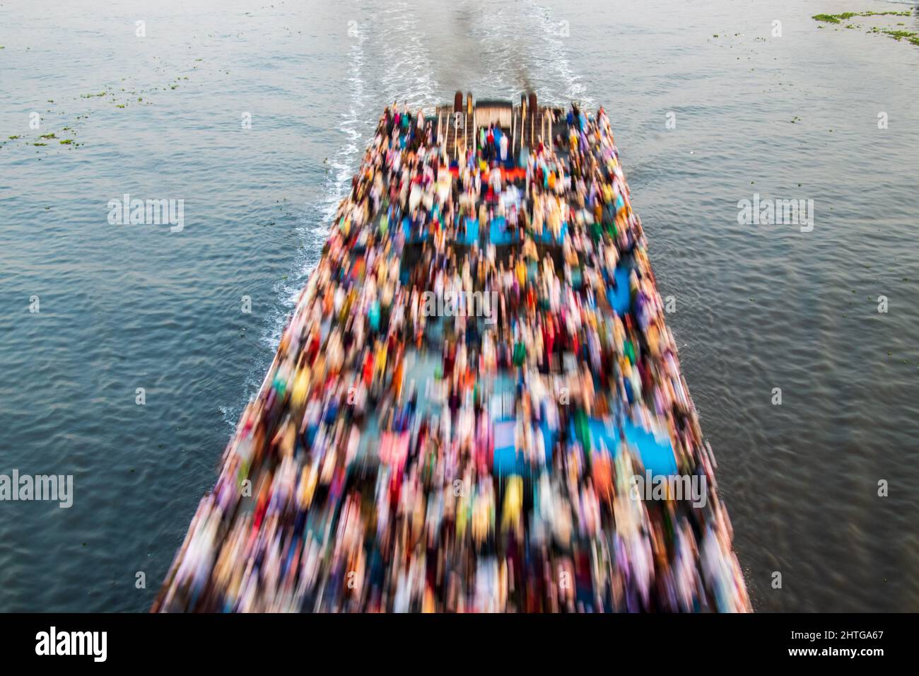 Mass people back to home by launch from yearly Muslim Charmonai ...